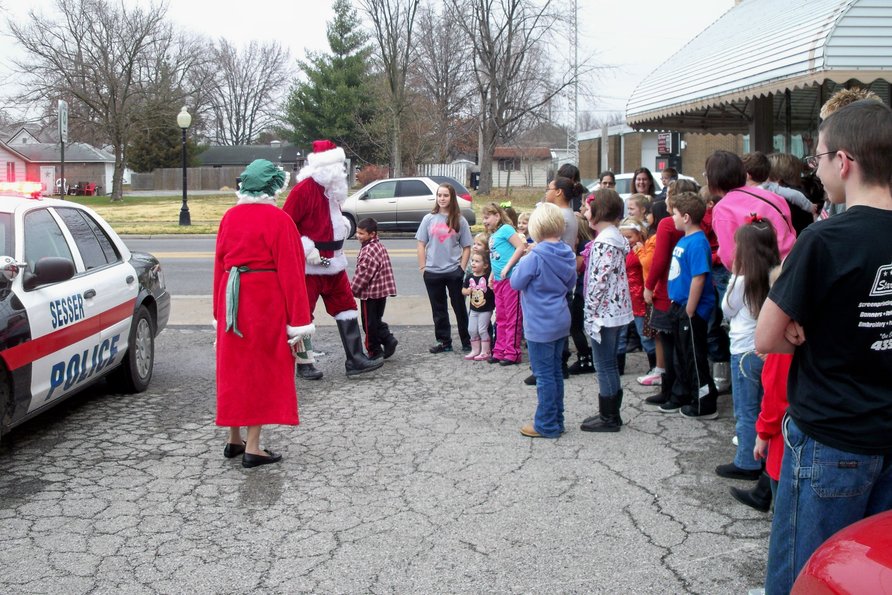 Santa makes weekend appearance in Sesser - Benton, West Frankfort ...